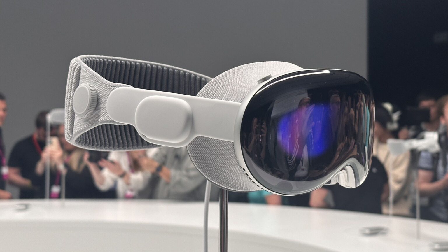 Apple Vision Pro is set to make its debut outside the U.S. by the end ...
